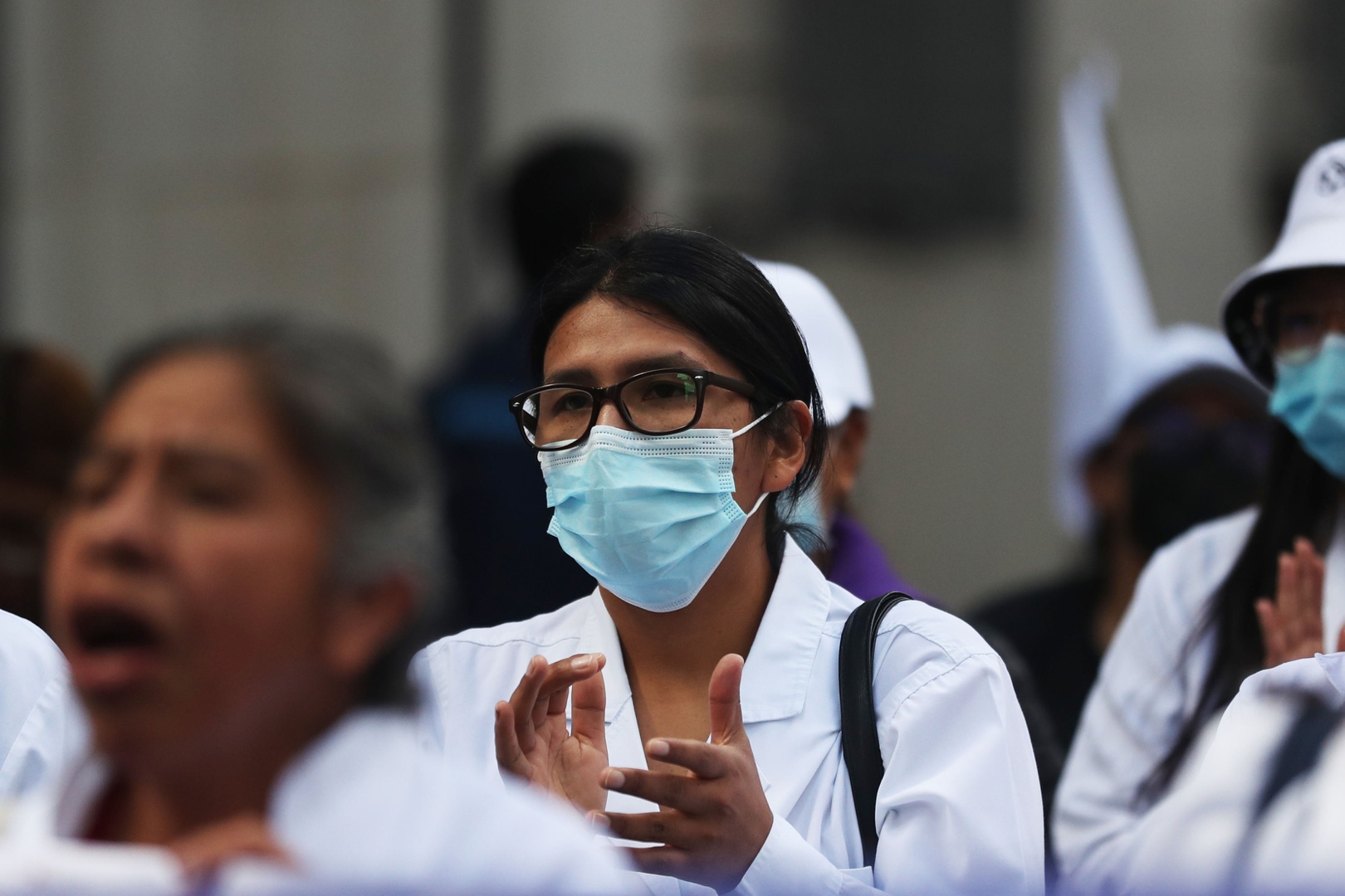 Médicos marchan en Bolivia para exigir "pausa humanitaria" en bloqueos ...