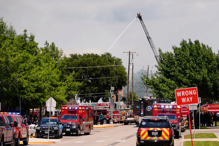 Fire destroys Dallas apartment building, at least 4 injured