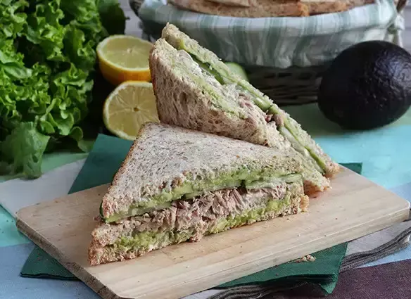 Club sandwich med tonfisk och avokado