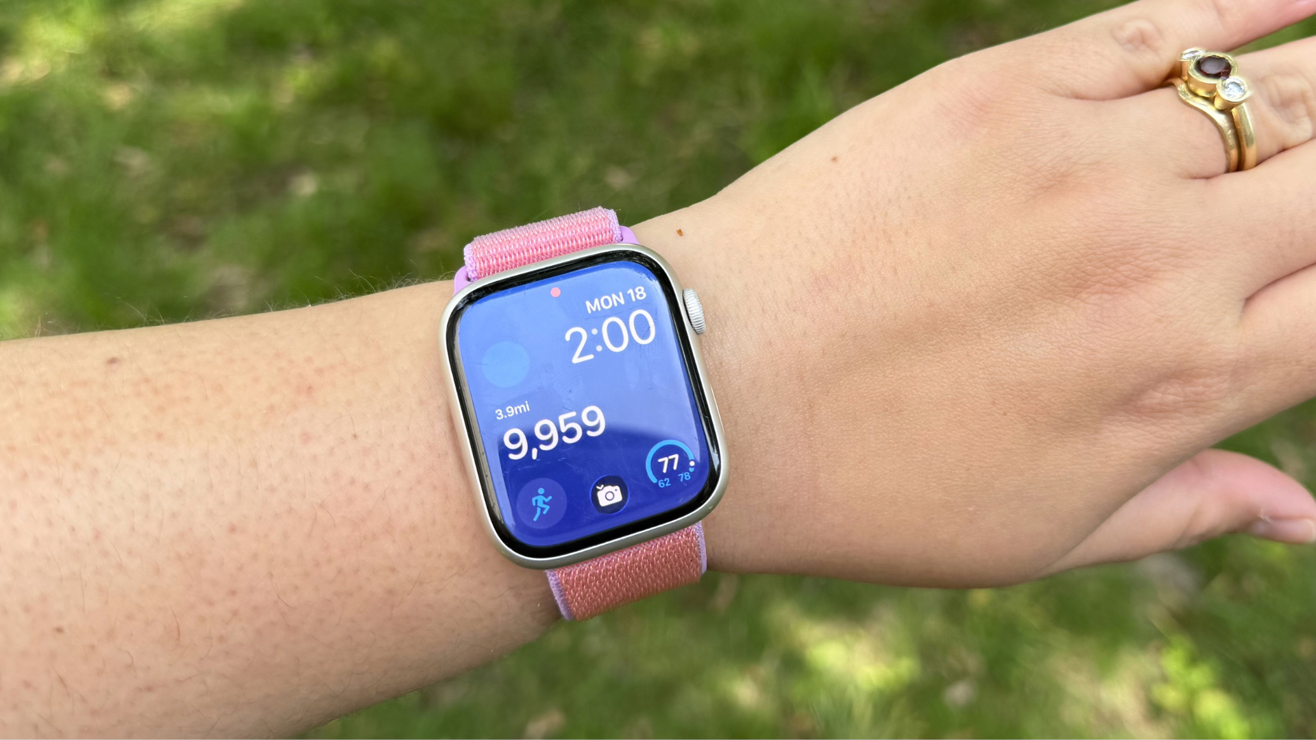 Apple Watch doesn’t have a step count widget: Here's a simple workaround
