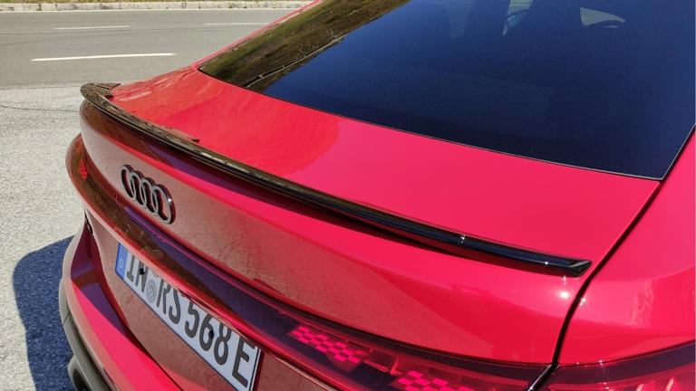 Audi RS 5 2026: la sportività diventa plug-in sulle Alpi austriache