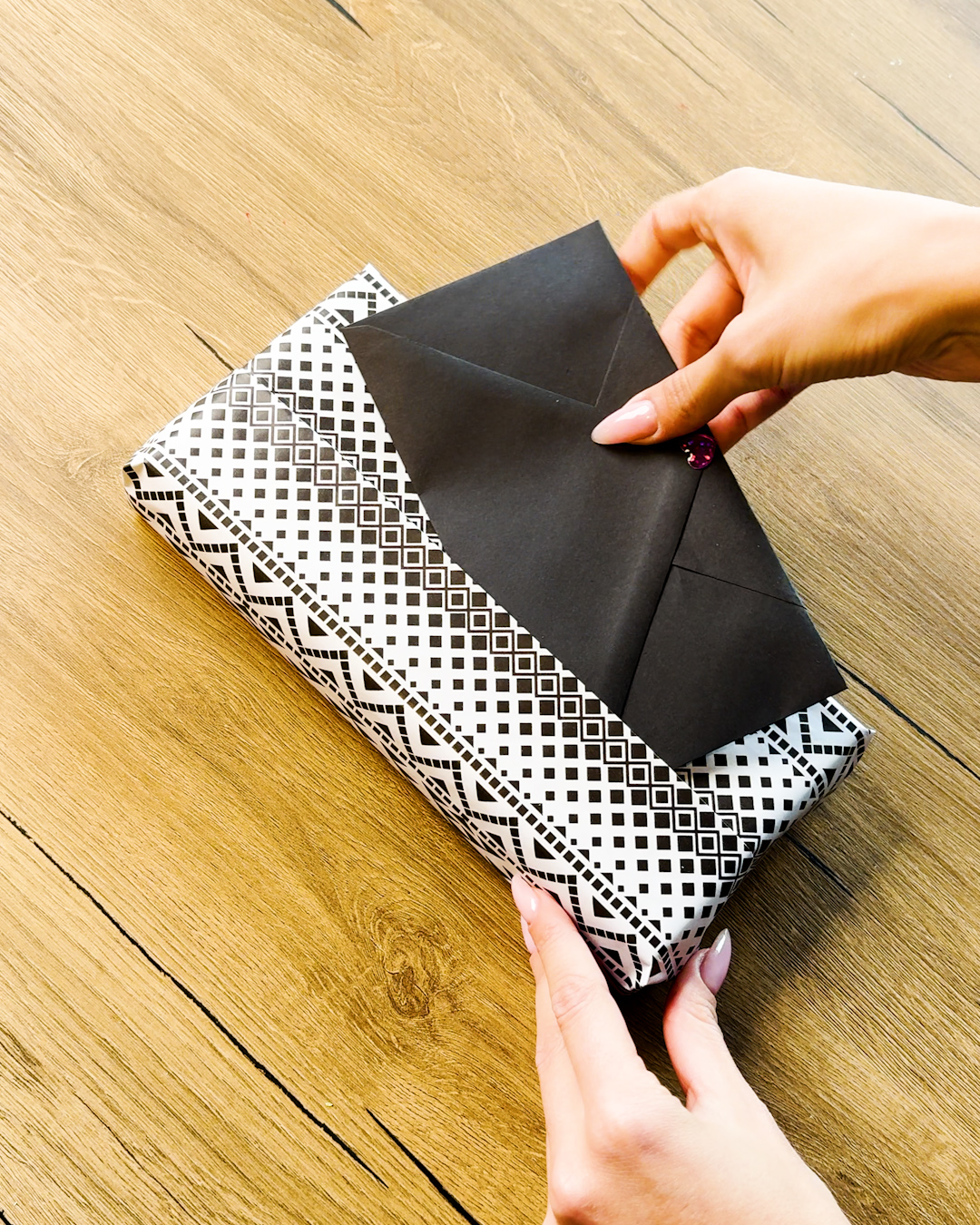 Gift wrapping with a smart card twist 🎁