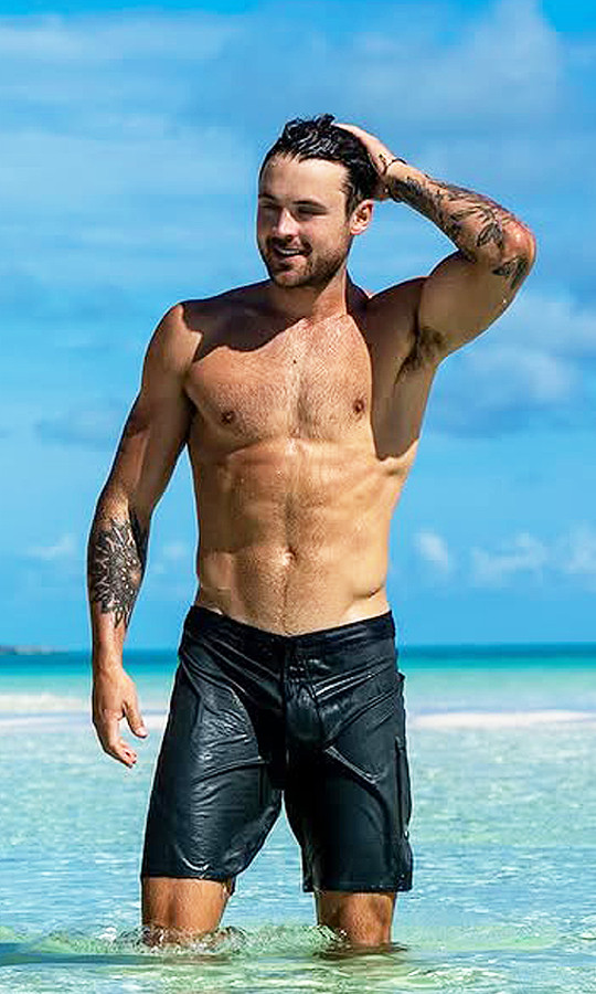 Zac Efron’s brother shows off abs 💪