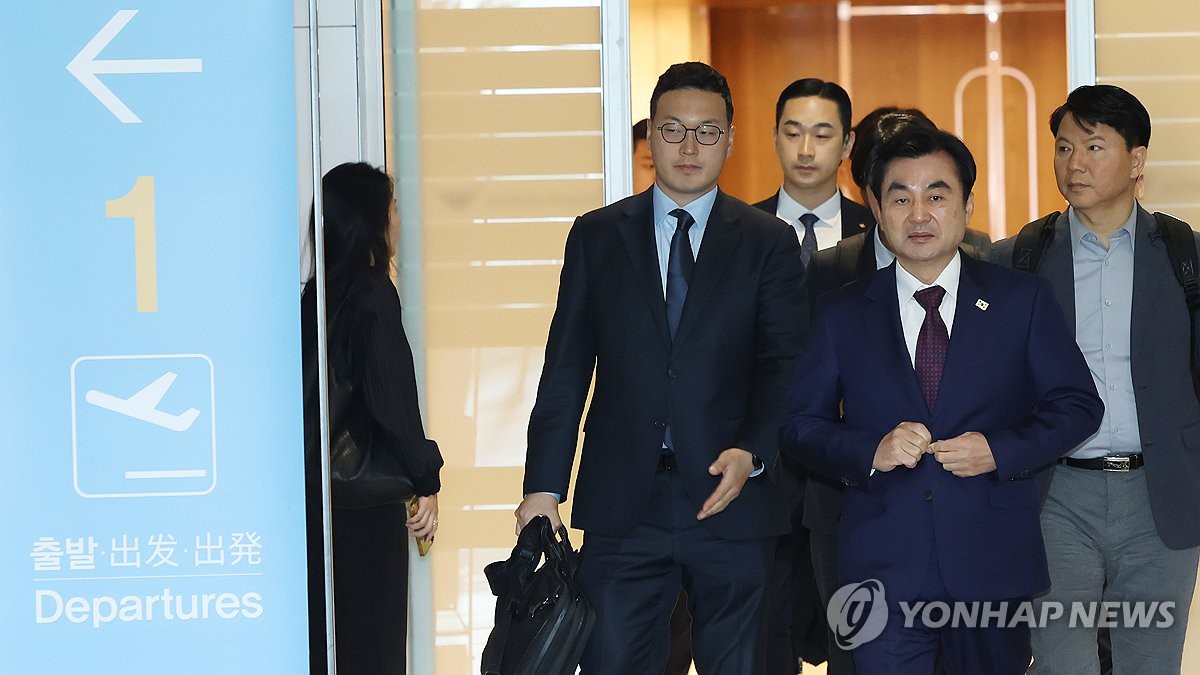 Defense minister to depart for Singapore to attend security forum