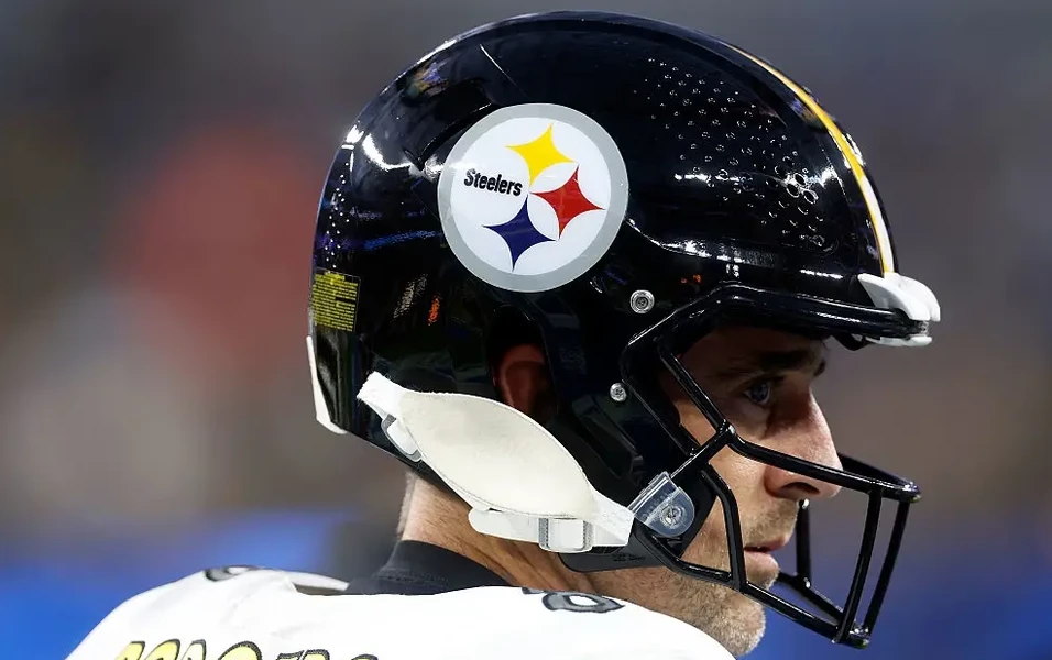 Fake shaved-head photo of Aaron Rodgers debunked at Steelers OTAs