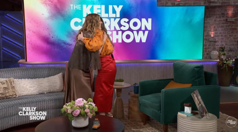 Kelly Clarkson cries over end of talk show in emotional interview