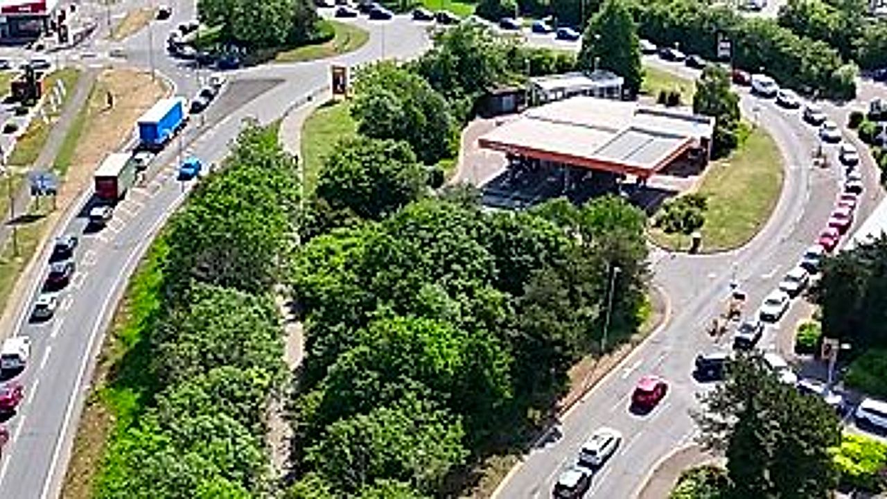 Long queues form at supermarket water point as UK's town faces supply ...