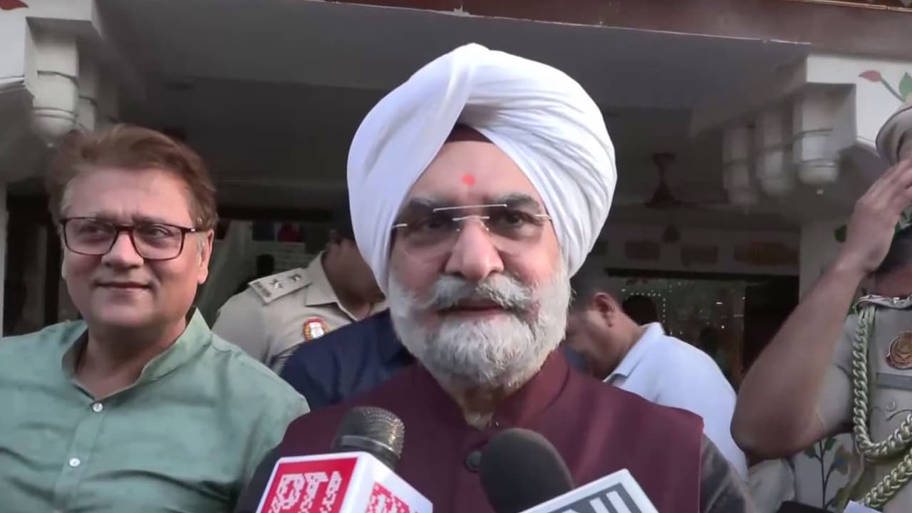 Heatwave in Delhi: LG Sandhu reviews relief ops, mobile units deployed