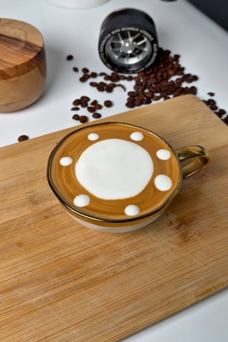 Minimal circle latte art coffee design