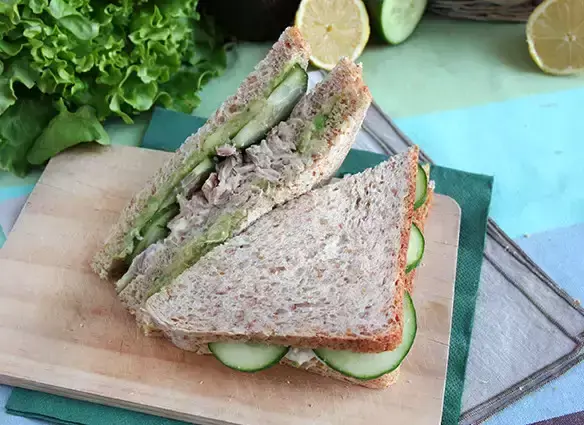 Club sandwich med tonfisk och avokado