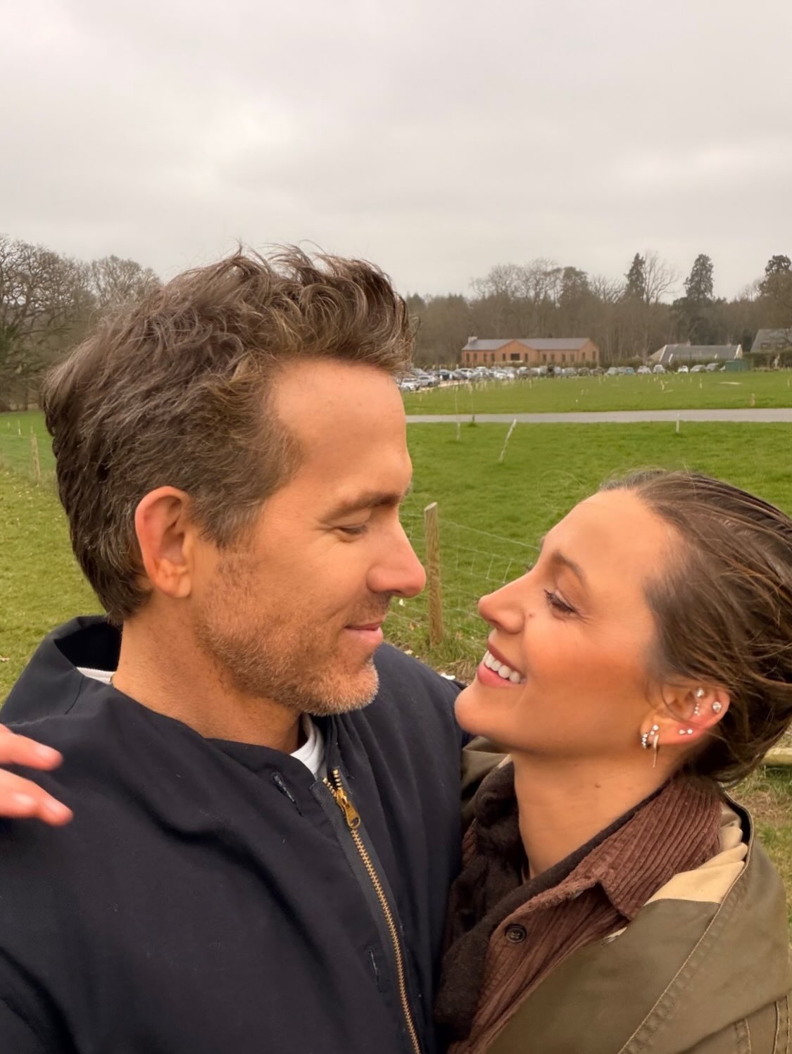 Blake Lively thirsts over husband Ryan Reynolds’ bulging biceps in ...