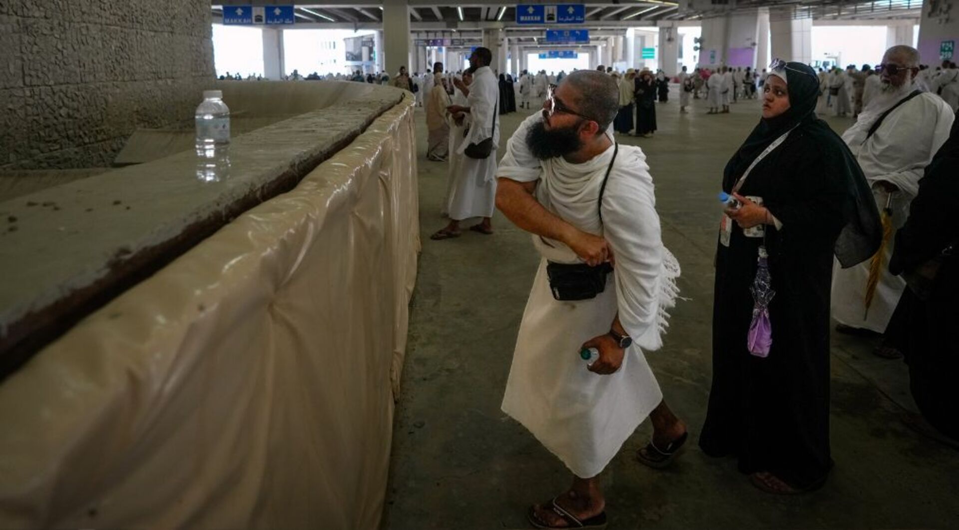 Hajj pilgrims perform symbolic stoning ritual at Jamarat in Saudi city ...