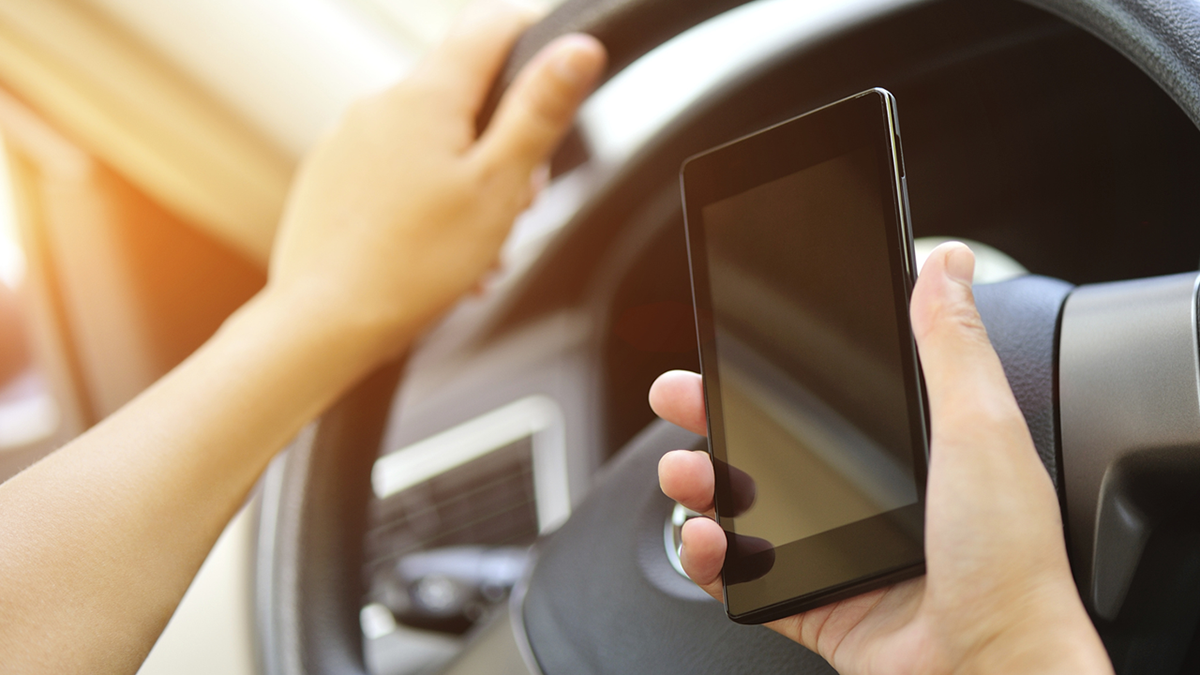 Pa. police can cite drivers who pick up their phones, even at red light ...