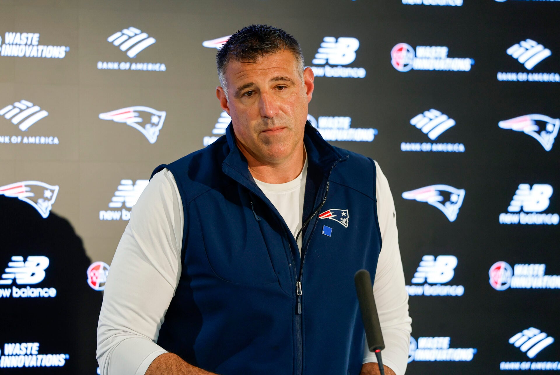 How Patriots coach Mike Vrabel is focusing on his job amid distractions ...