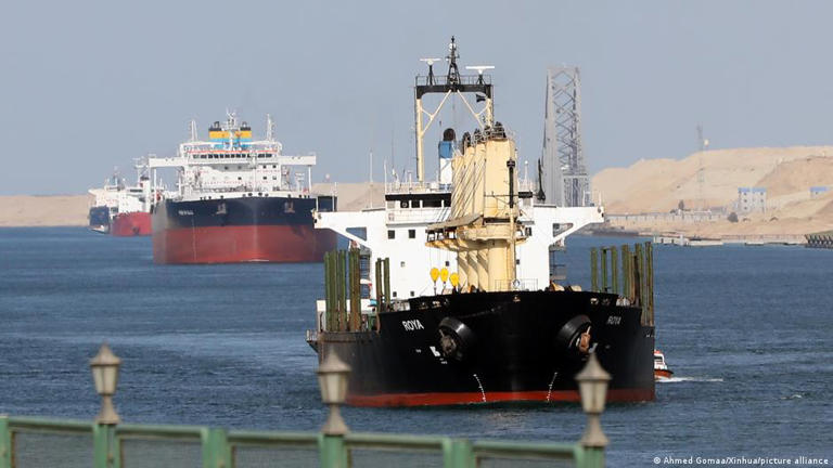 Hormuz, Suez, Panama: Why one can't charge shipping fees