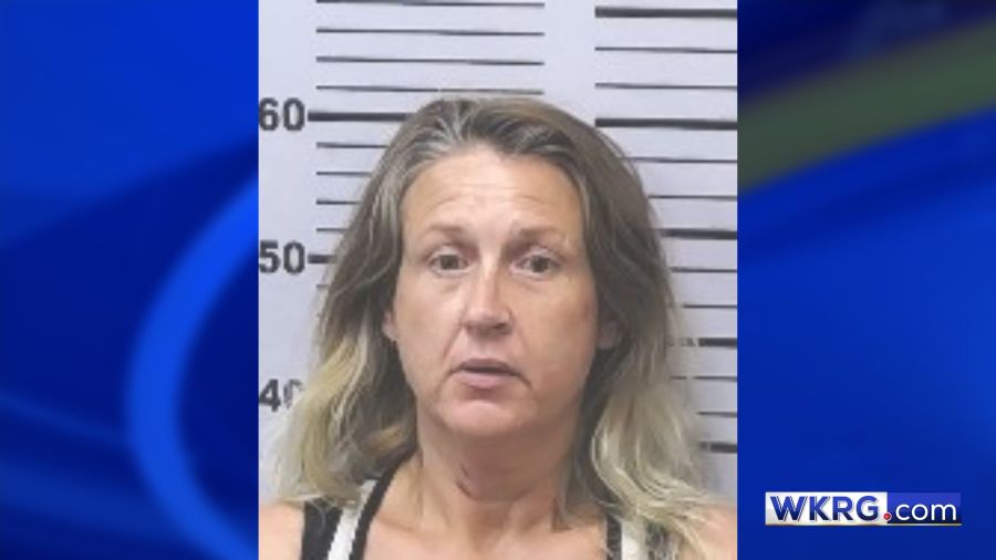 Mobile woman arrested after man found with stab wounds
