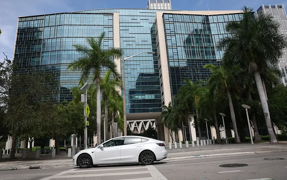 Tesla on autopilot crashes into Florida pond, killing driver