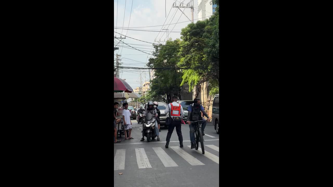 Dancing traffic cop amuses drivers as he directs cars
