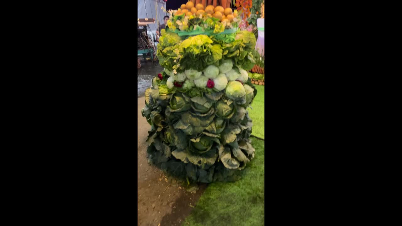 Frugal couple use vegetables as wedding decorations instead of flowers