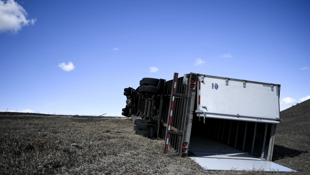 Flatbed trucking safety tips every hauler needs