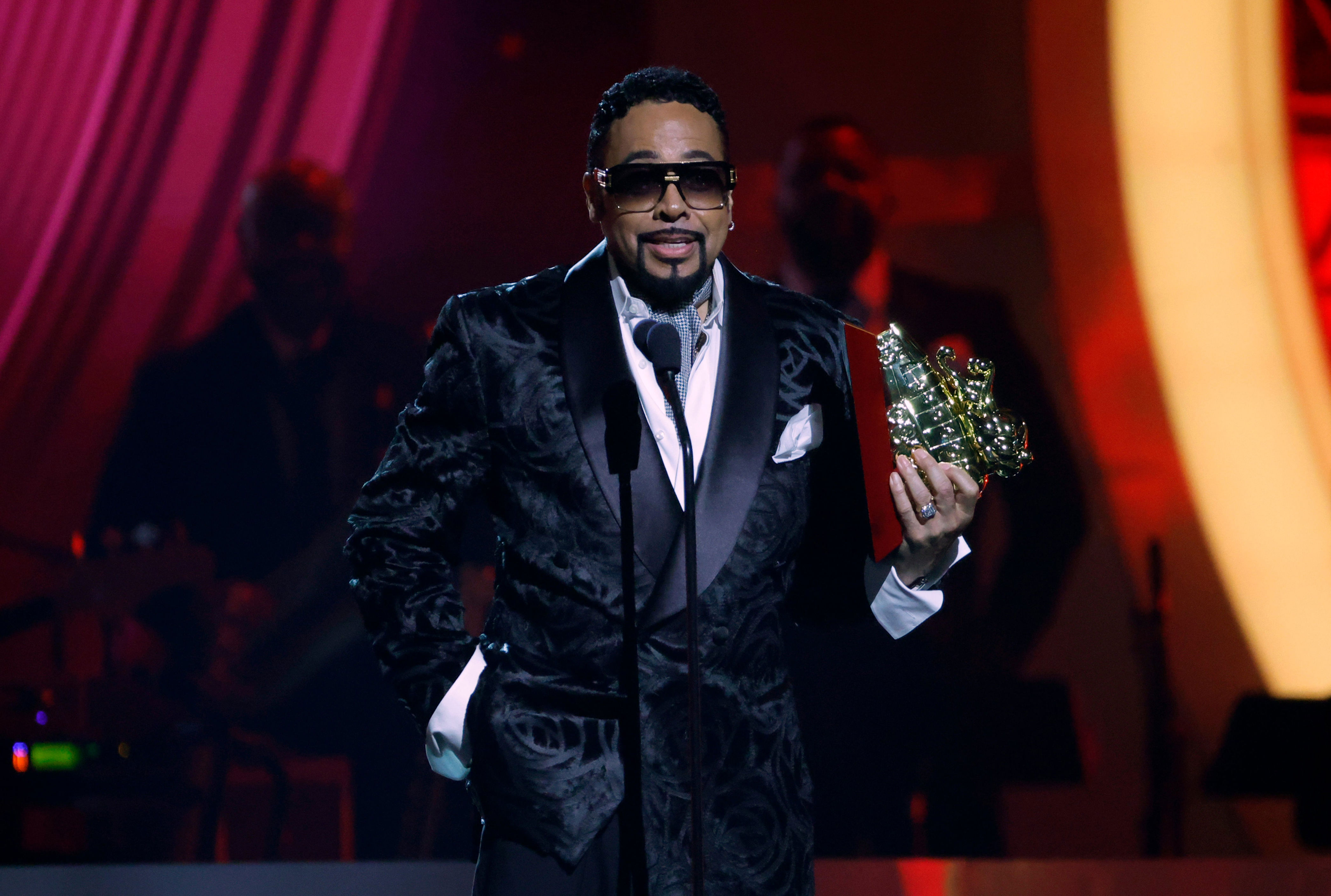 Artistas se están retirando de concierto respaldado por Trump