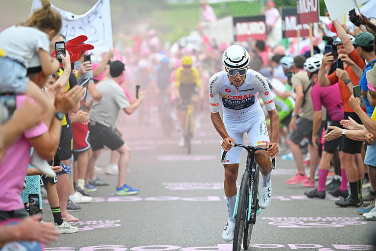 Tangle with feed bag brings Eulálio crashing down at Giro d'Italia