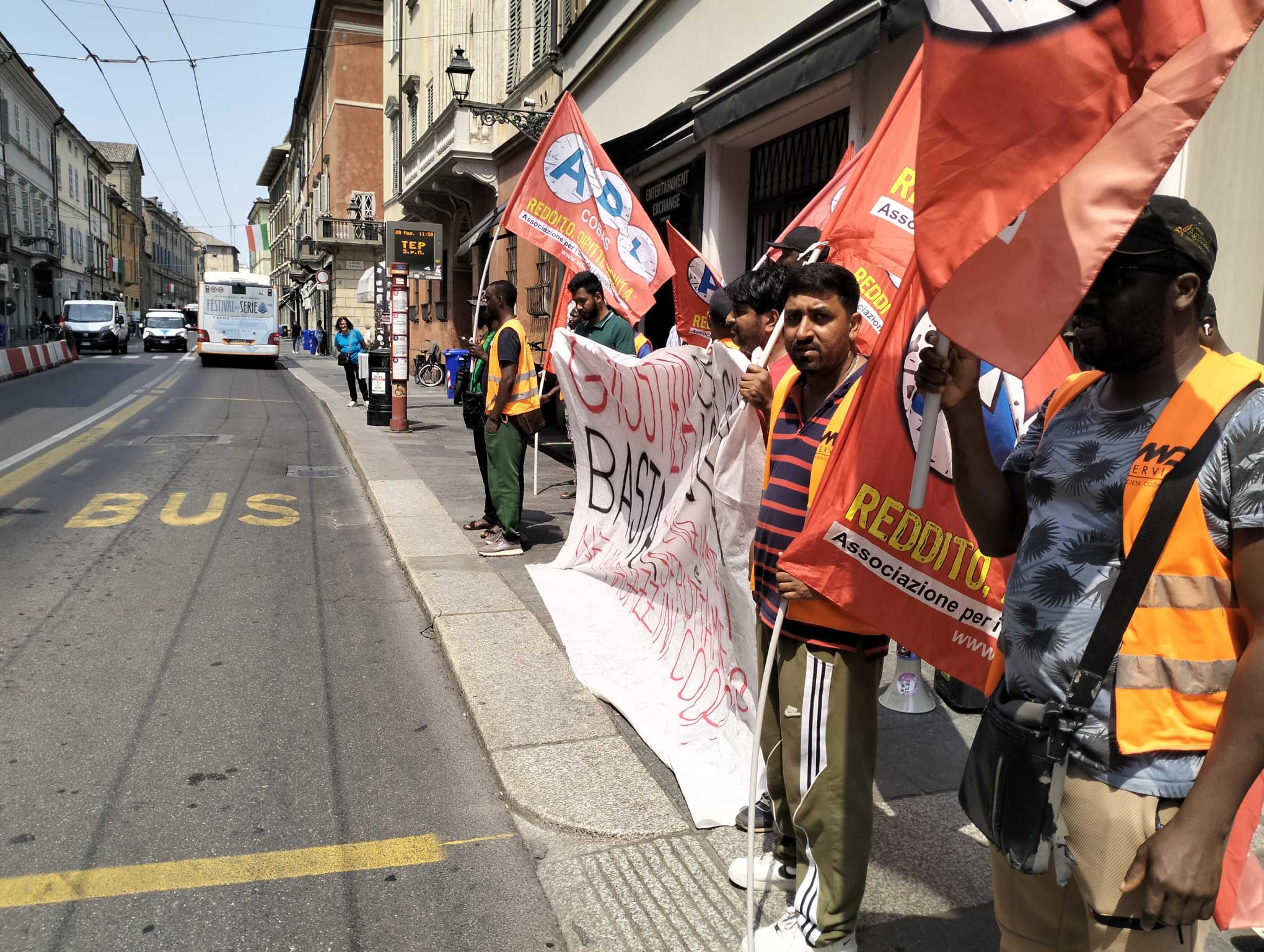 Crisi Kamila, presidio dei lavoratori in prefettura e comune a Parma