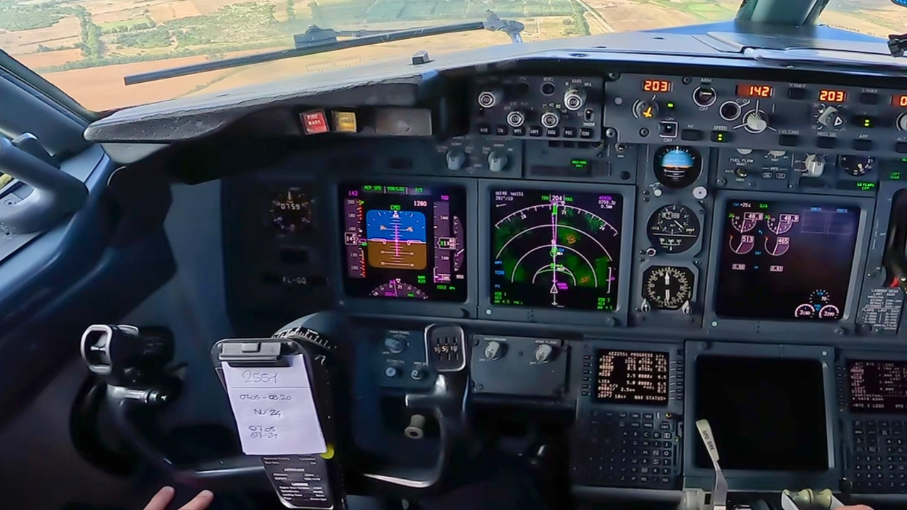 Boeing 737 arrives at Alghero airport in new Just Planes video