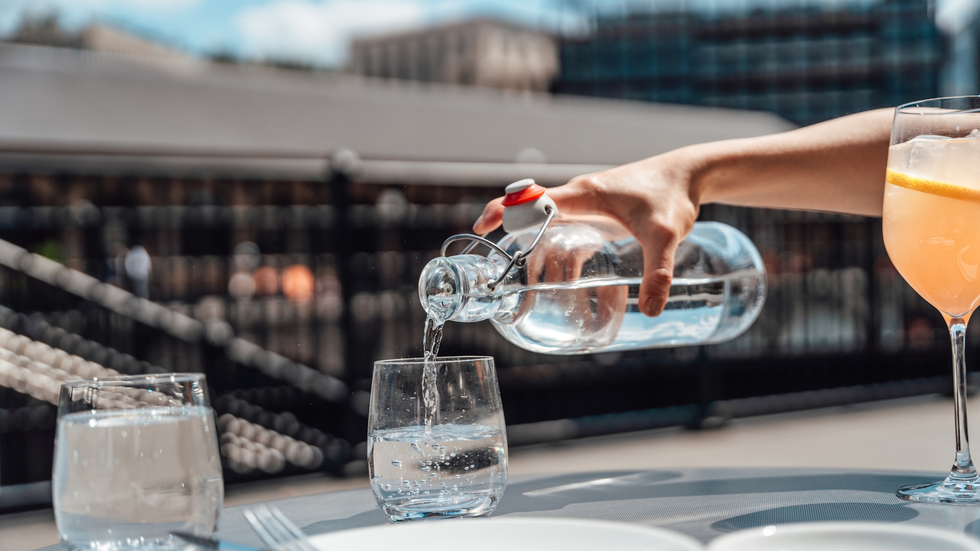 Urlauberin bittet im 5-Sterne-Hotel um Kanne Wasser - sie bekommt nur ...
