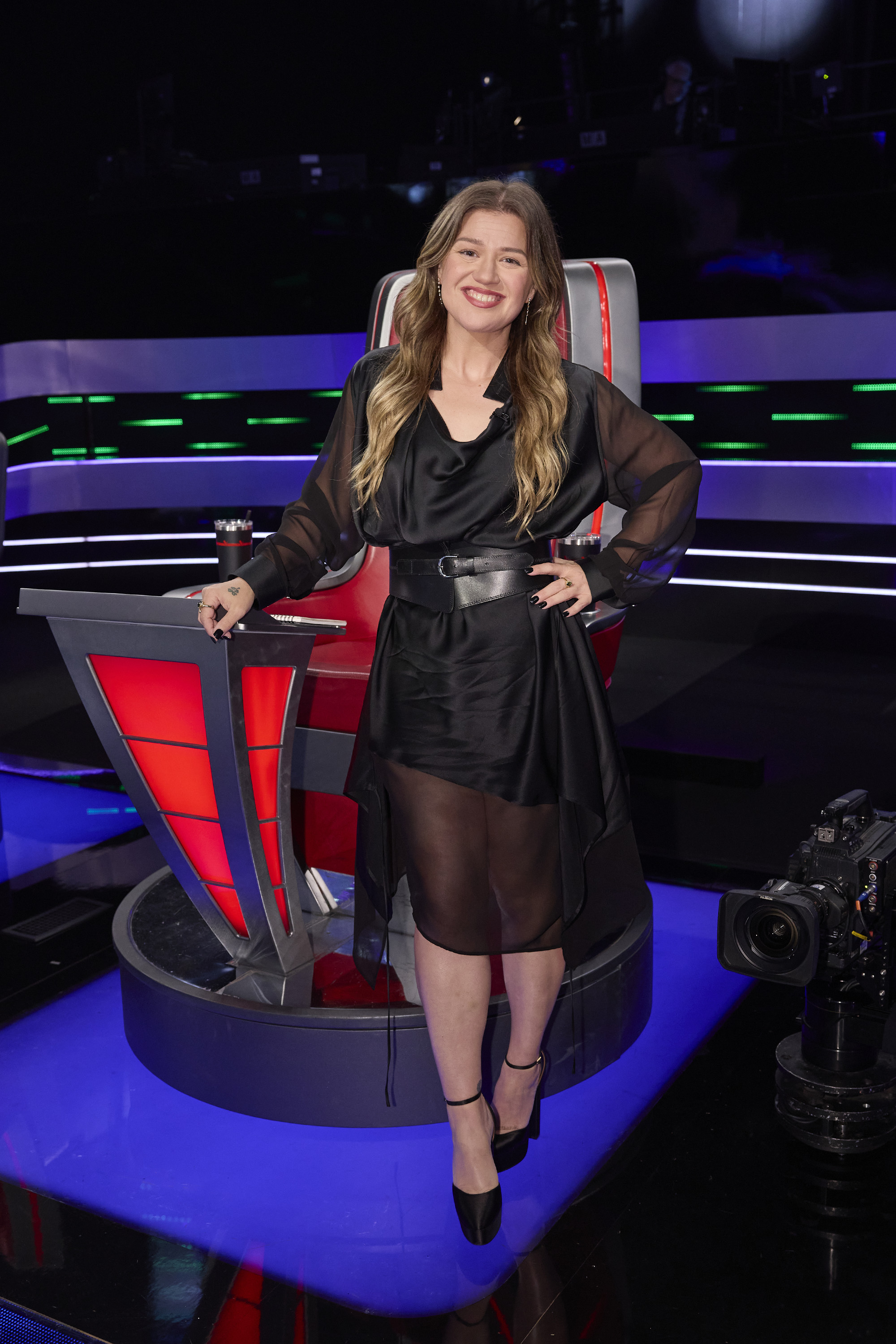 Kelly Clarkson cries over end of talk show in emotional interview