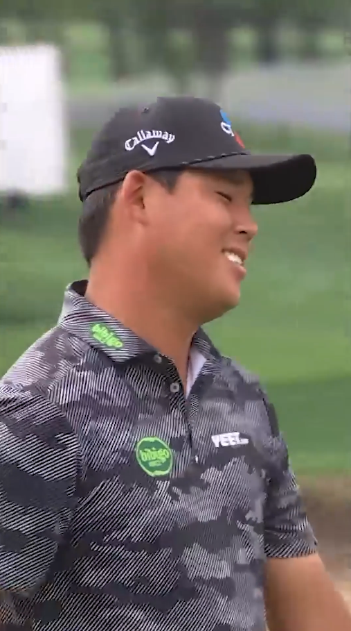 Jordan Spieth accidentally left this fan with a bruise and $20 😂