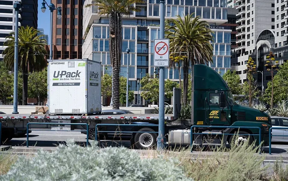Flatbed trucking safety tips every hauler needs