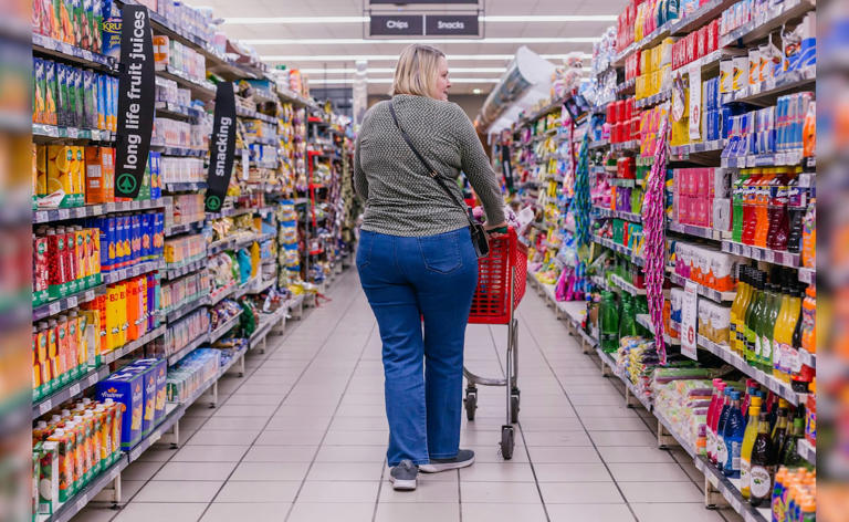 US consumer spending edges up as inflation accelerates