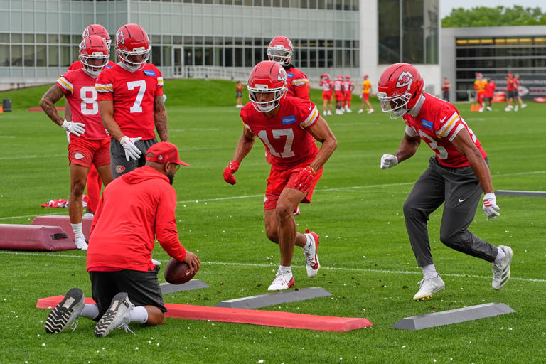 Patrick Mahomes takes a big step forward on his repaired knee, joining ...