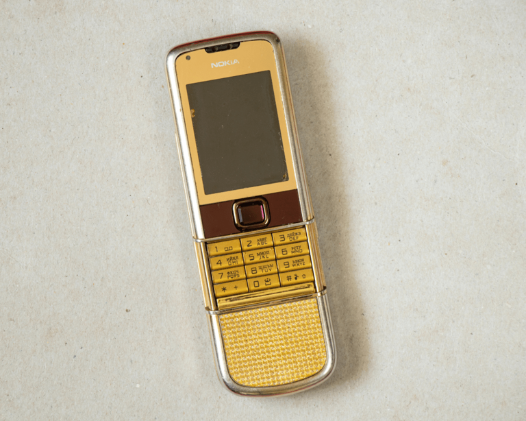 Nicht wegwerfen! Omas altes Handy ist ein Vermögen wert – wenn es ...