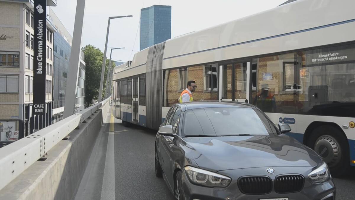 Unfall auf Zürcher Hardbrücke: Auto zieht plötzlich vor VBZ-Bus – 5 ...