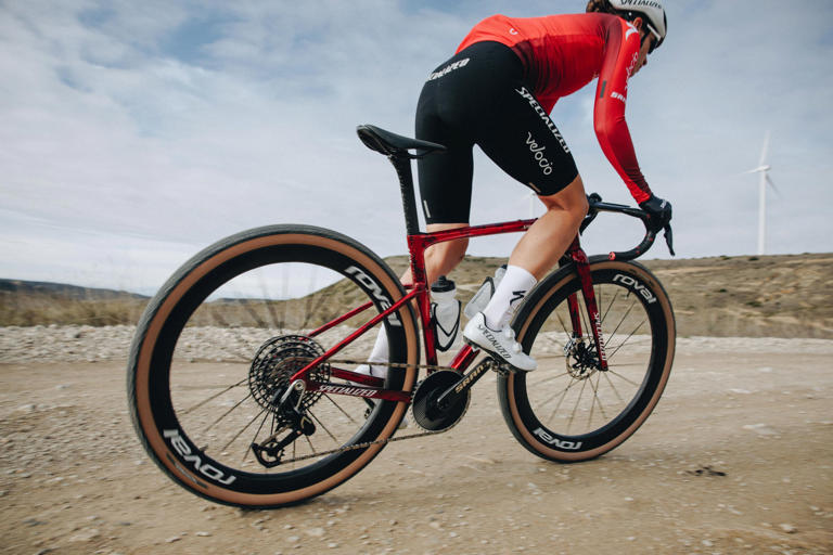 New Specialized Crux 5 is "the fastest gravel bike ever made" but aero ...