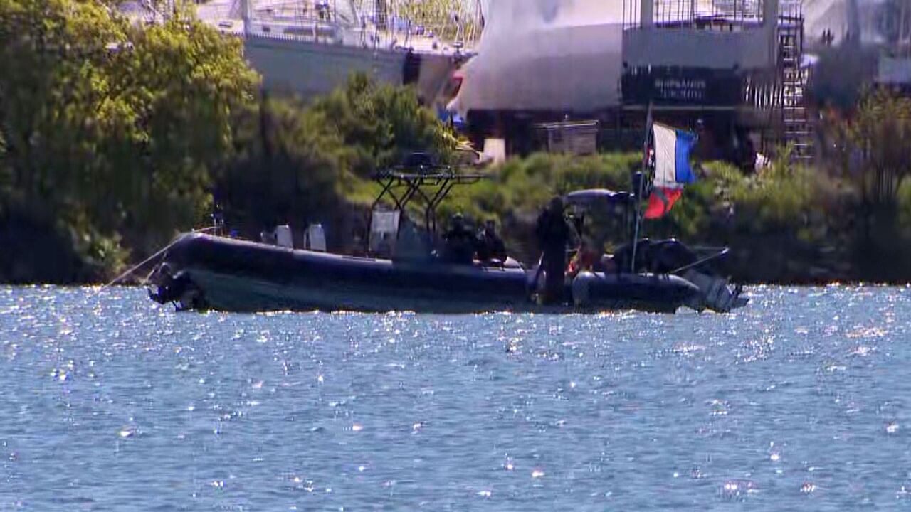 1 rescued, 1 presumed dead after inflatable boat sinks near Cherry Beach