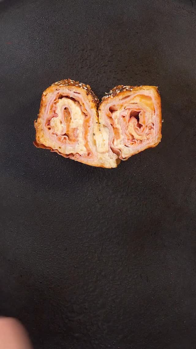 Rolled-up eggs Benedict