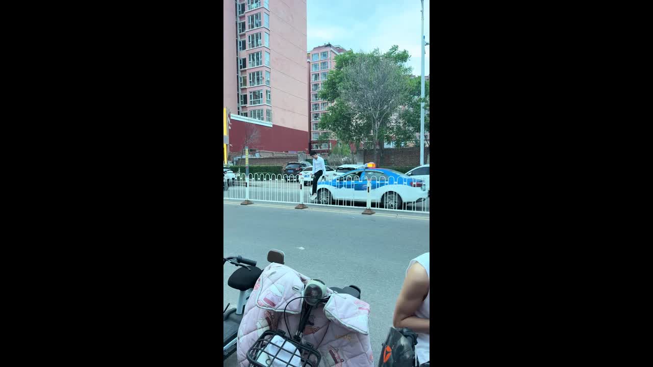 Man flips over fence after losing balance in Shanxi, China