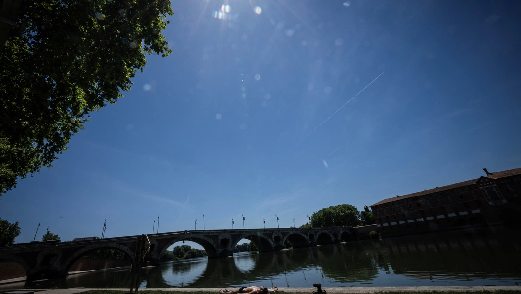 UK heatwave reshapes office dress codes and workplace norms