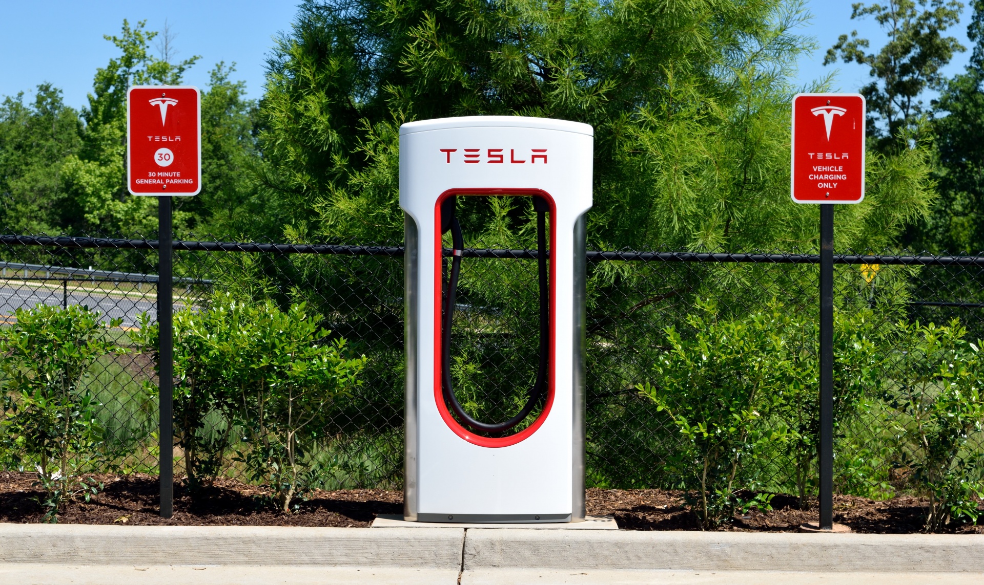 Your smart EV is one power outage away from being a paperweight
