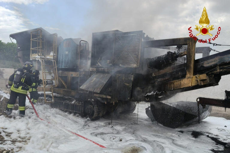 Incendio distrugge un macchinario tritasassi, lieve intossicazione per ...