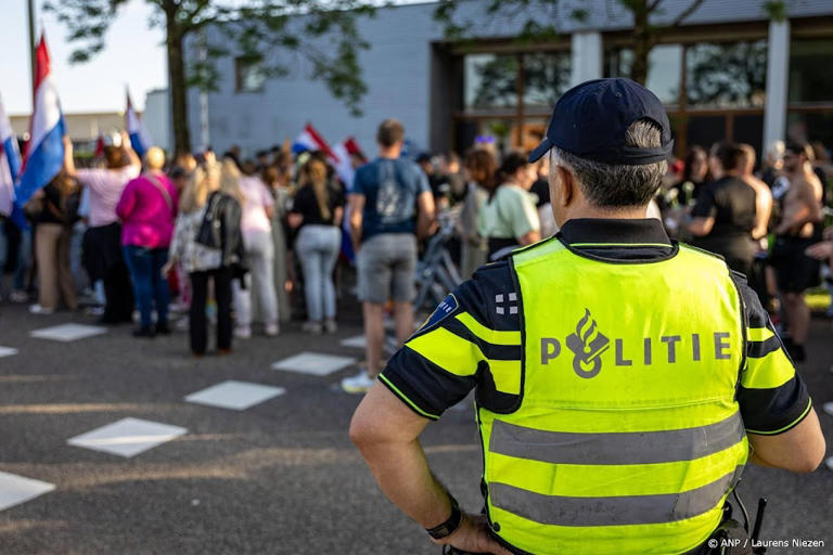 Honderden mensen demonstreren tegen en voor azc Uithoorn
