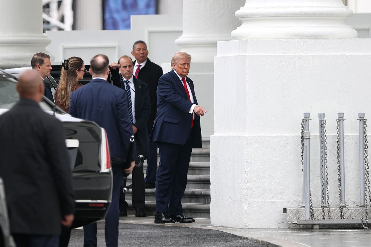 Does video show Trump pooping himself while staring at White House ...