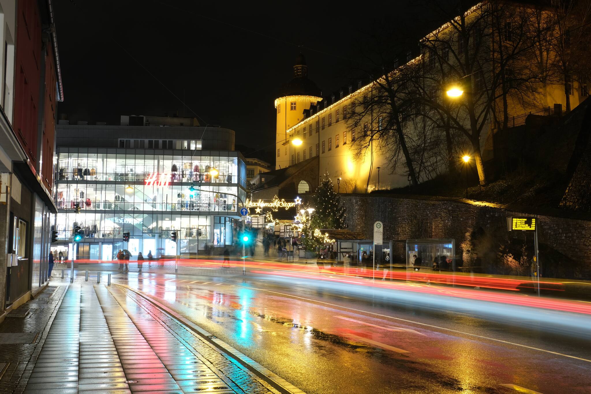 Mitten in der Nacht: Gewaltsamer Raub am Kölner Tor