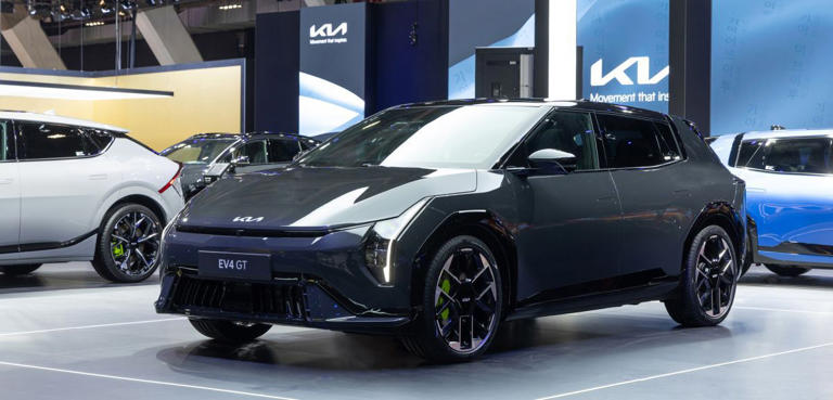 Kia renforce l’EV4 avec l’introduction d’une transmission intégrale et ...