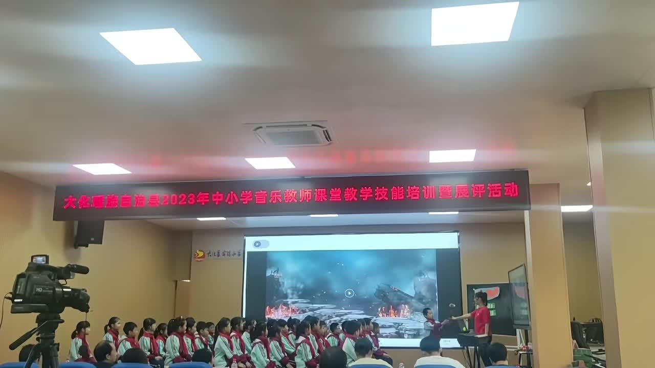 Student’s trumpet interruption makes teacher laugh in Guangxi, China