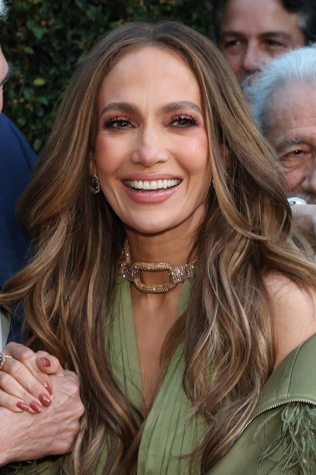 Jennifer Lopez, de 56 años, deslumbra con un atrevido vestido con ...