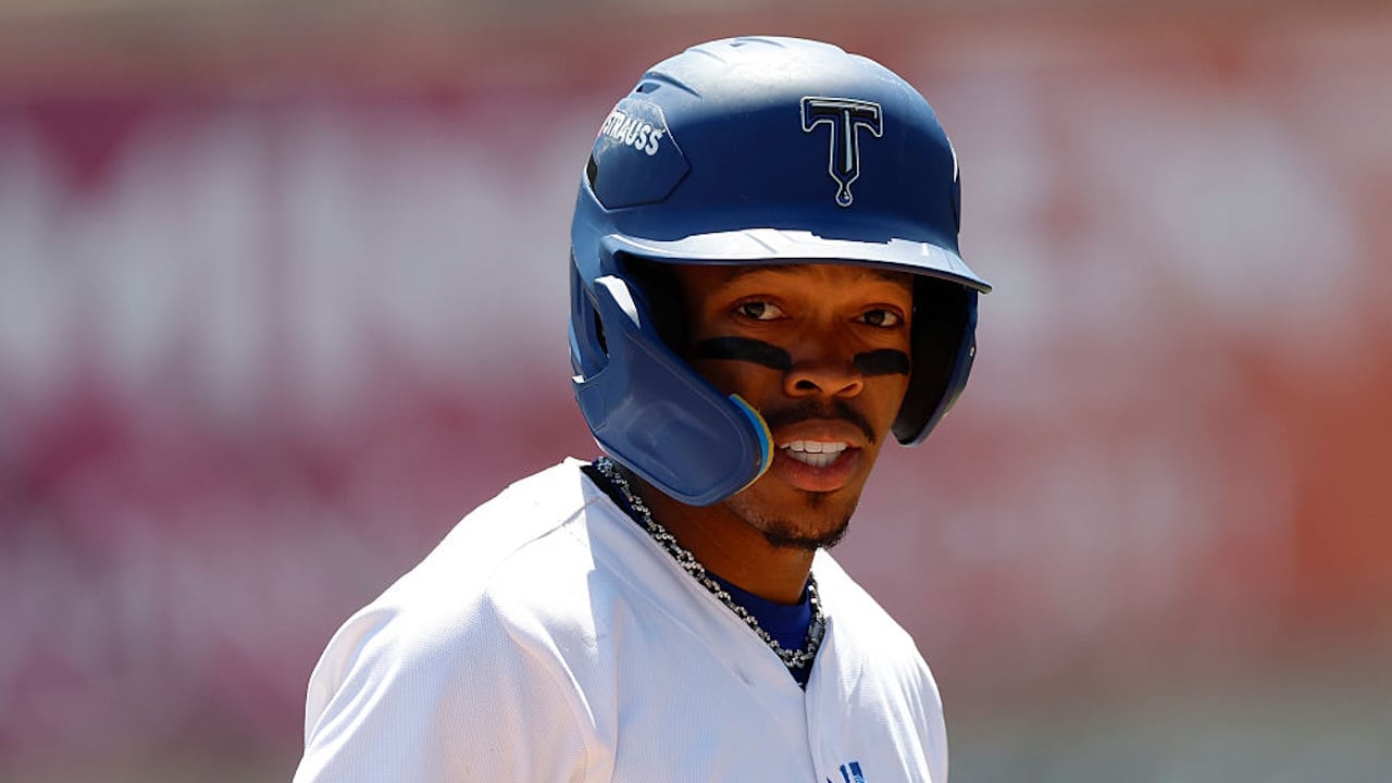Dodgers prospect injures kneecap while trying to avoid bat dog